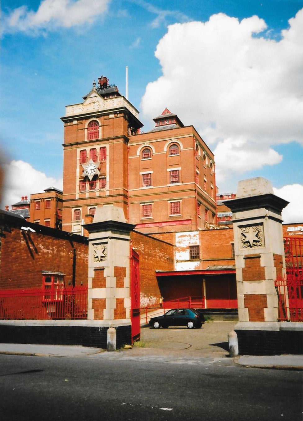File:Shipstones Brewery Nottingham 9 June 2004 (2).jpg - Brewery ...
