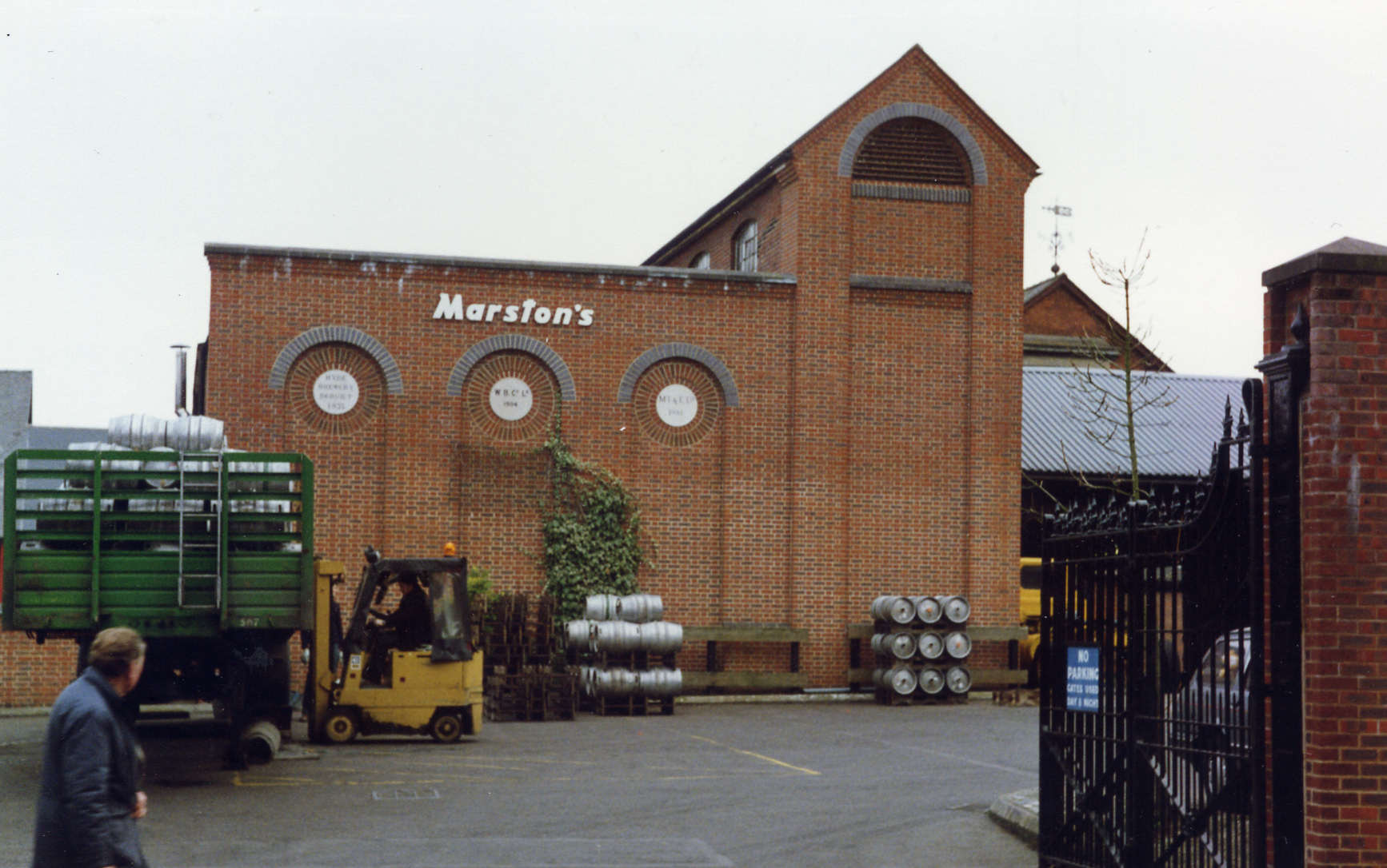 File:Marstons Winchester Depot 1989 (3).jpg - Brewery History Society Wiki